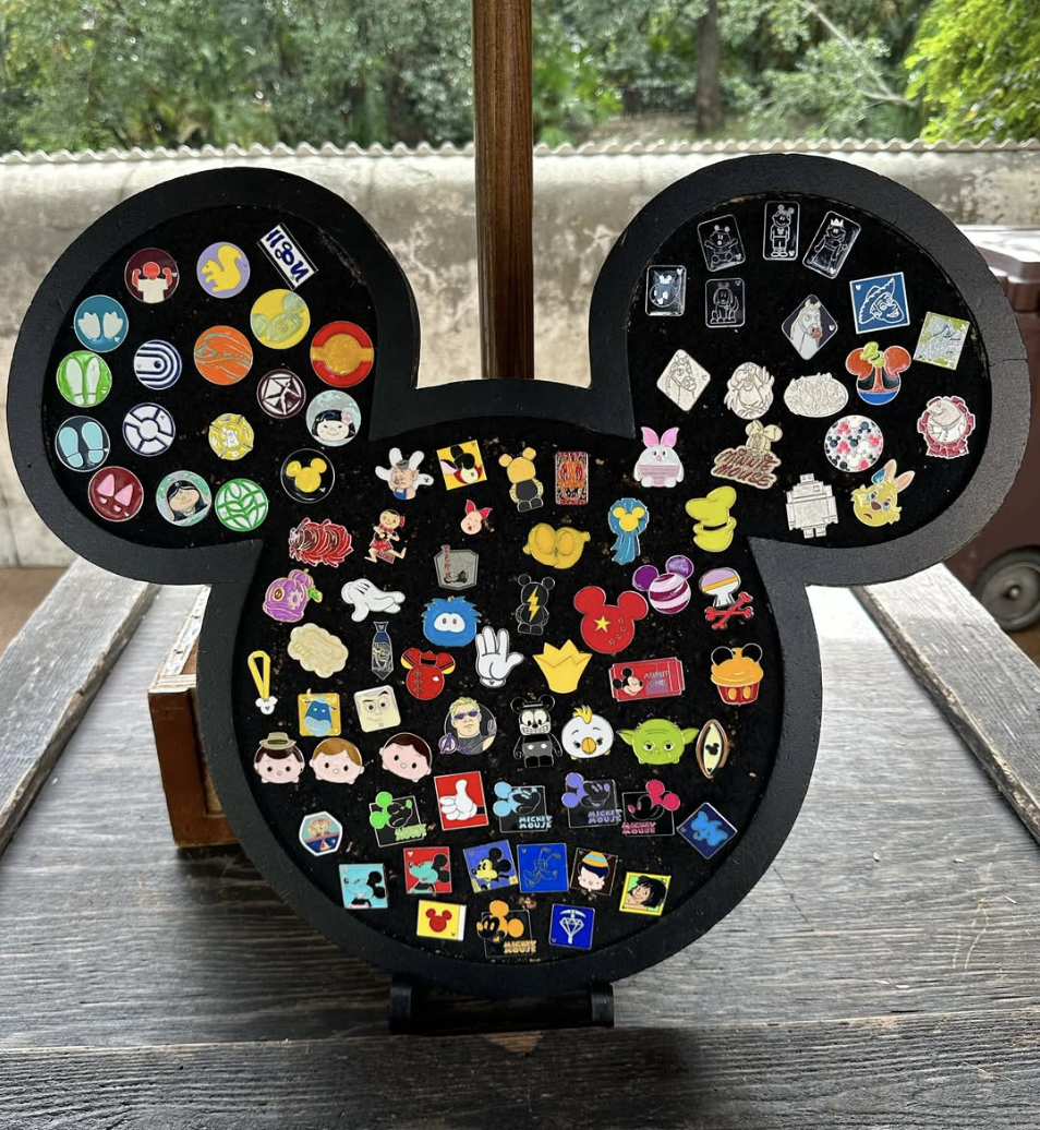 Disney Pin Trading | Ultimate Disneyland Guide for Beginners - Hailey ...